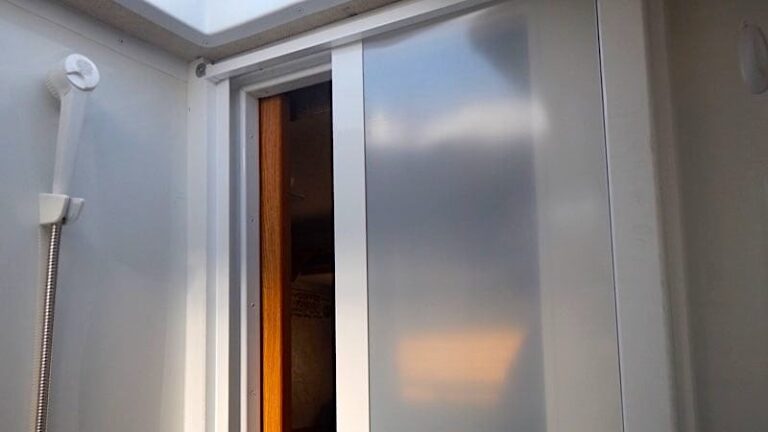 3 Best RV Shower Doors for Your Camper – RVBlogger
