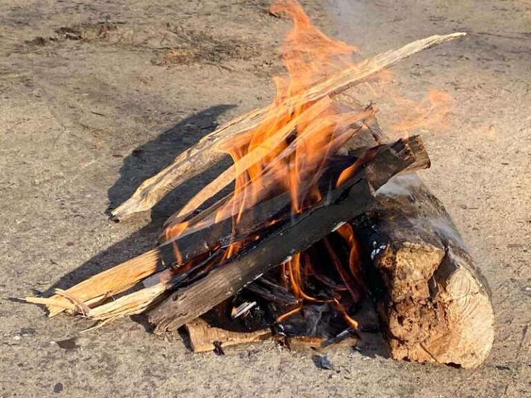 Bonfire vs Campfire: Differences Explained – RVBlogger