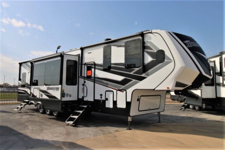 8 Best RVs for Traveling with Dogs – RVBlogger