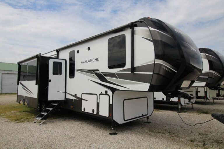 10 Best RVs With 3 Bedrooms – RVBlogger